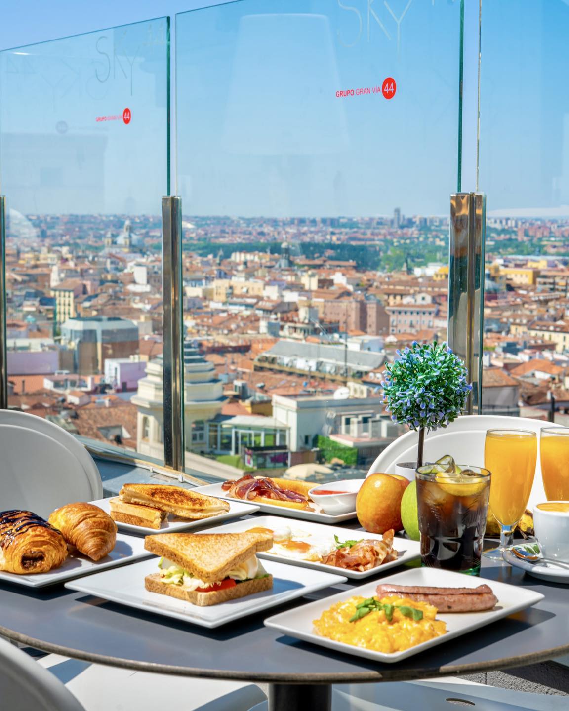 Sky 44 Rooftop Terraza & Bar - Azoteas en Madrid Capital, Madrid ...